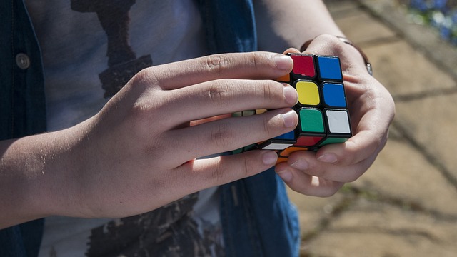 A incrível história de Ernö Rubik, o inventor do famoso Cubo de Rubik ...