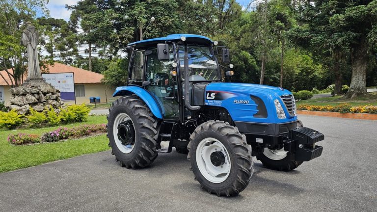 Secretaria de Agricultura de Rio Negro recebe novo trator | Click Riomafra